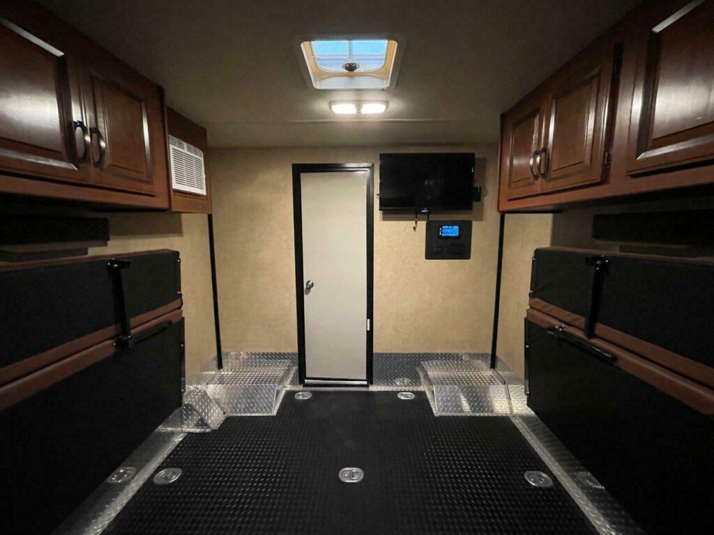 2014 THOR OUTLAW 29H CLASS C MOTORHOME GAS TOY HAULER RV Camper - True ...