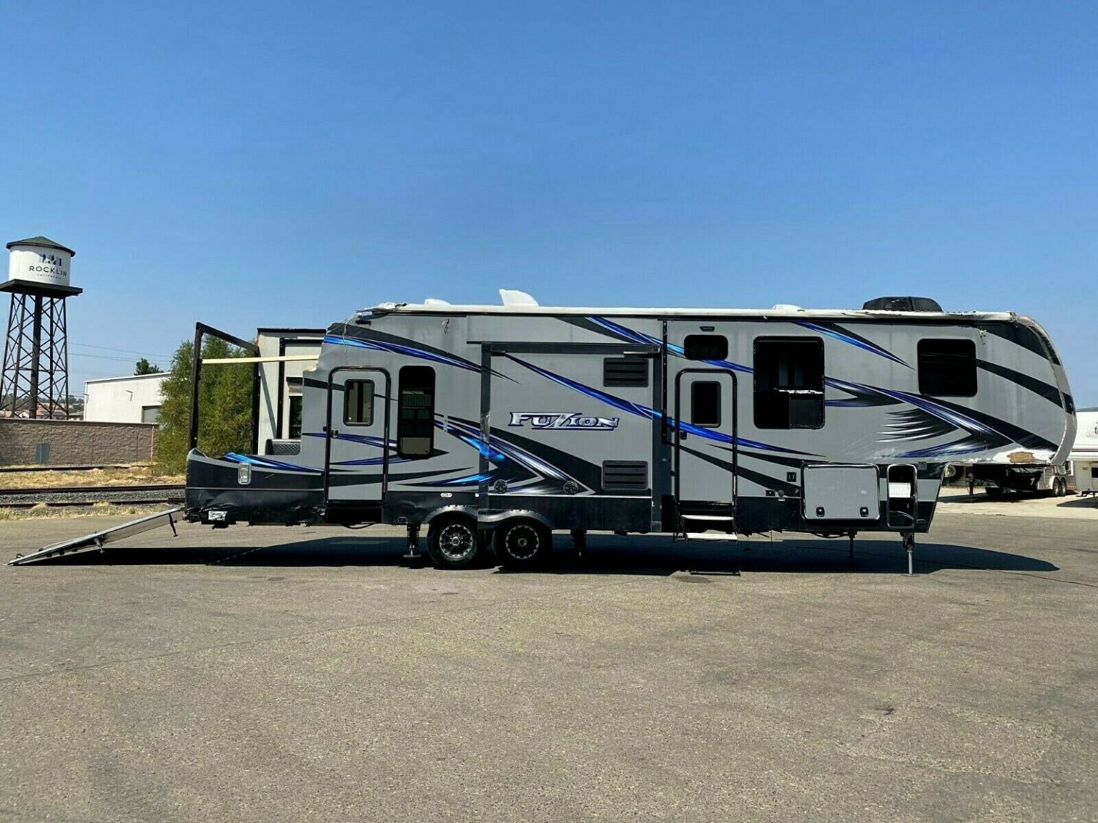 2016 KEYSTONE FUZION 345 FIFTH WHEEL TOY HAULER TRAILER RV 3 SLIDES ...