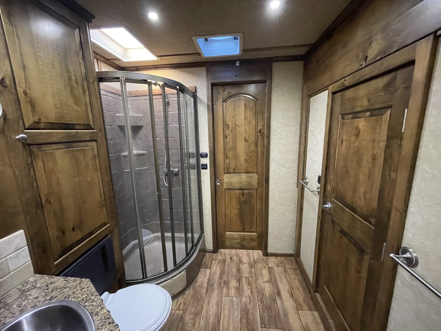 2015 LOGAN COACH RAZOR 4 HORSE TRAILER WITH LIVING QUARTERS "53 FT ...