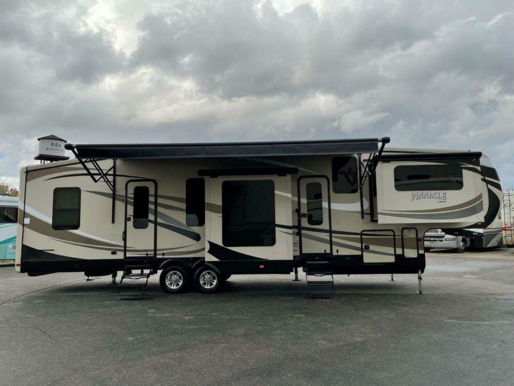 2015 Jayco Pinnacle 38 FLSA - True RV True RV