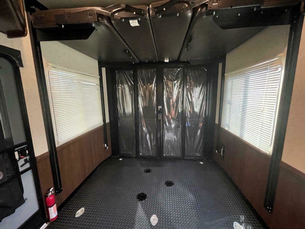 2017 HEARTLAND CYCLONE 4150 FIFTH WHEEL TOY HAULER TRAILER RV BATH ...