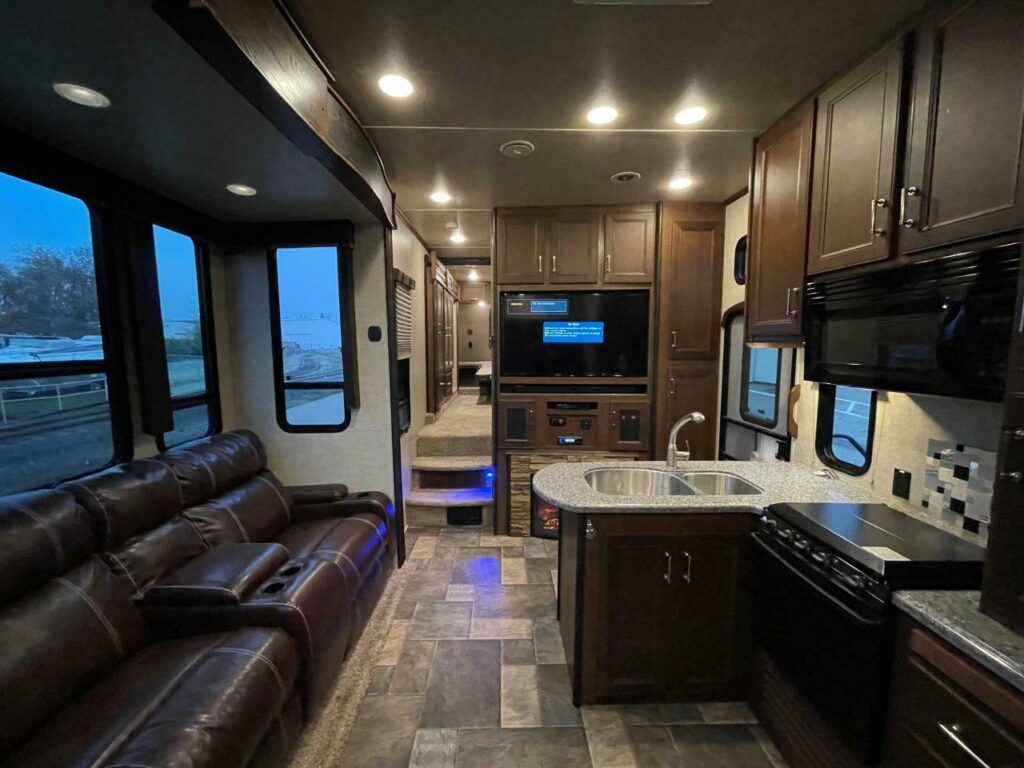 2015 KEYSTONE FUZION 325 TOY HAULER FIFTH WHEEL - True RV True RV