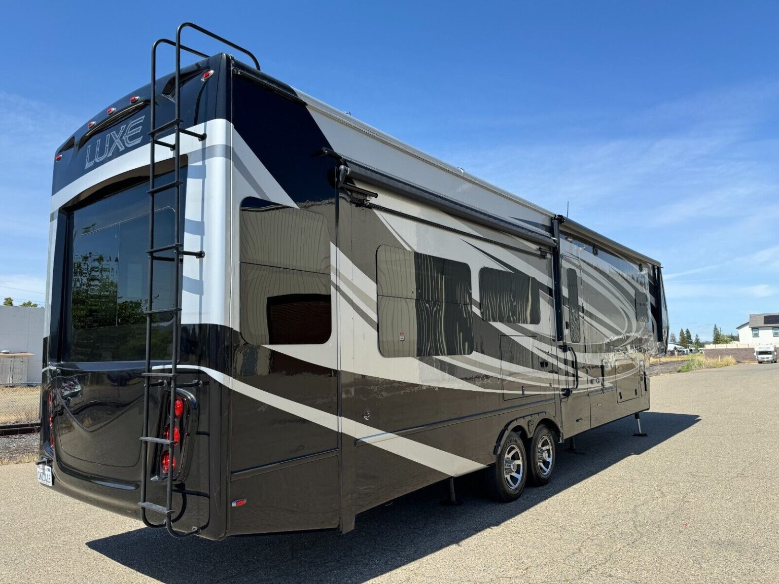 2018 LUXE ELITE 38GLS FIFTH WHEEL TRAILER "PROJECT" DRV - True RV True RV