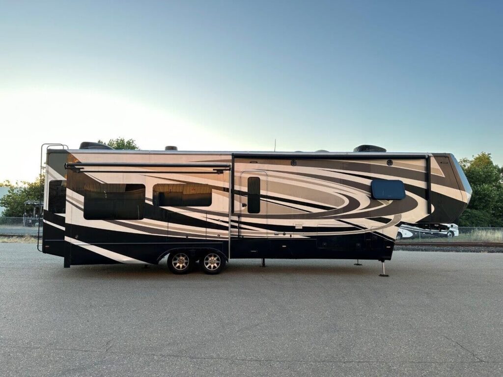 2018 LUXE ELITE 38GLS FIFTH WHEEL TRAILER "PROJECT" DRV - True RV True RV