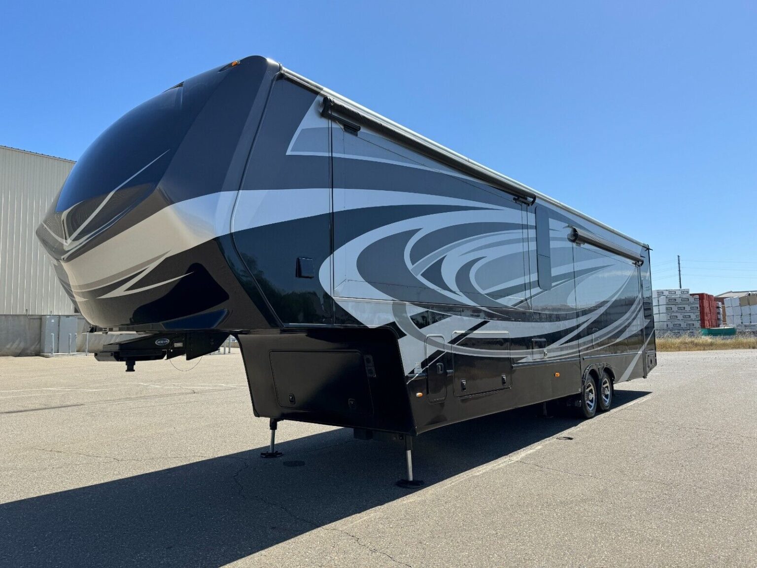 2018 LUXE ELITE 38GLS FIFTH WHEEL TRAILER "PROJECT" DRV - True RV True RV
