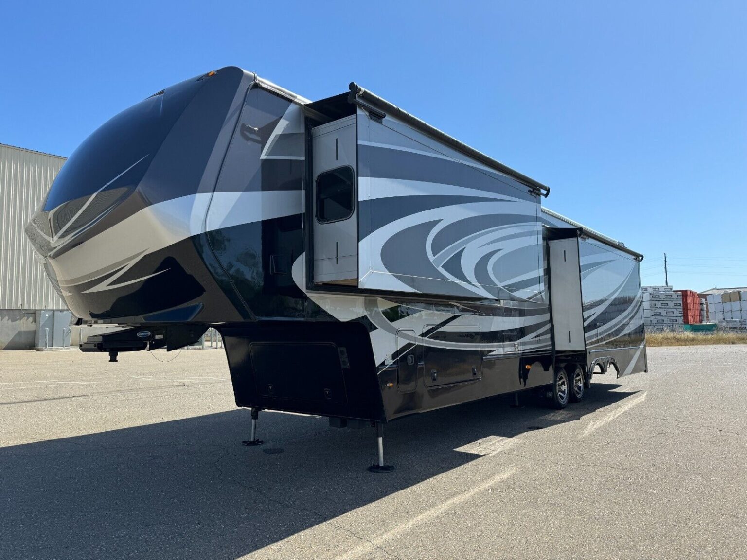 2018 LUXE ELITE 38GLS FIFTH WHEEL TRAILER "PROJECT" DRV - True RV True RV