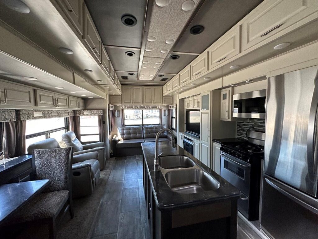 2018 LUXE ELITE 38GLS FIFTH WHEEL TRAILER "PROJECT" DRV - True RV True RV