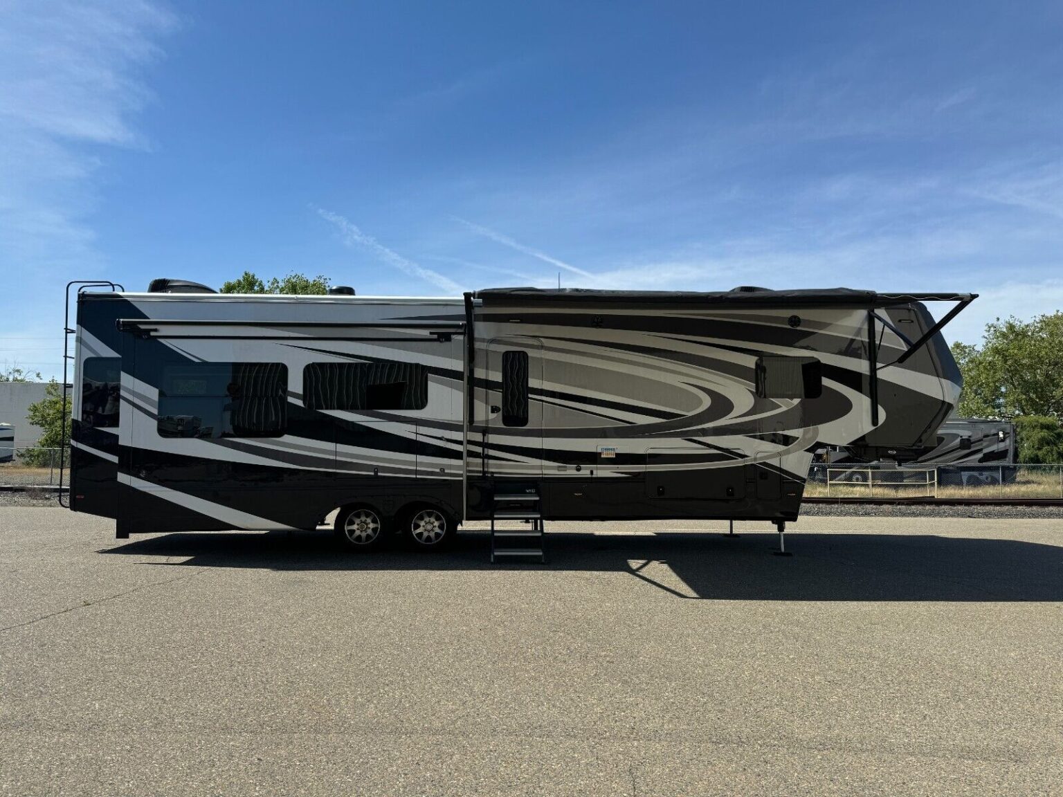 2018 LUXE ELITE 38GLS FIFTH WHEEL TRAILER "PROJECT" DRV - True RV True RV
