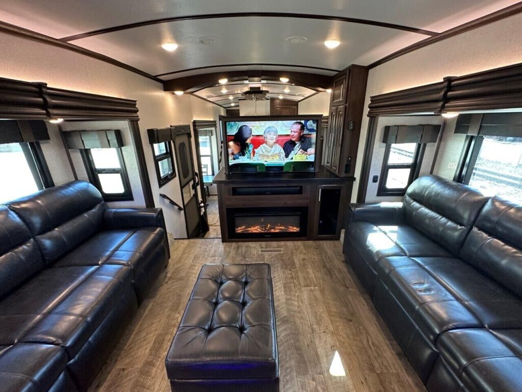 2019 JAYCO NORTH POINT 385THWS FIFTH WHEEL TOY HAULER TRAILER - True RV ...