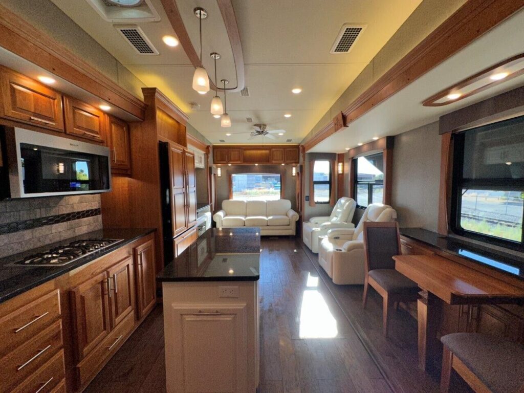 2021 NEW HORIZONS MAJESTIC CUSTOM FIFTH WHEEL TRAILER - True RV