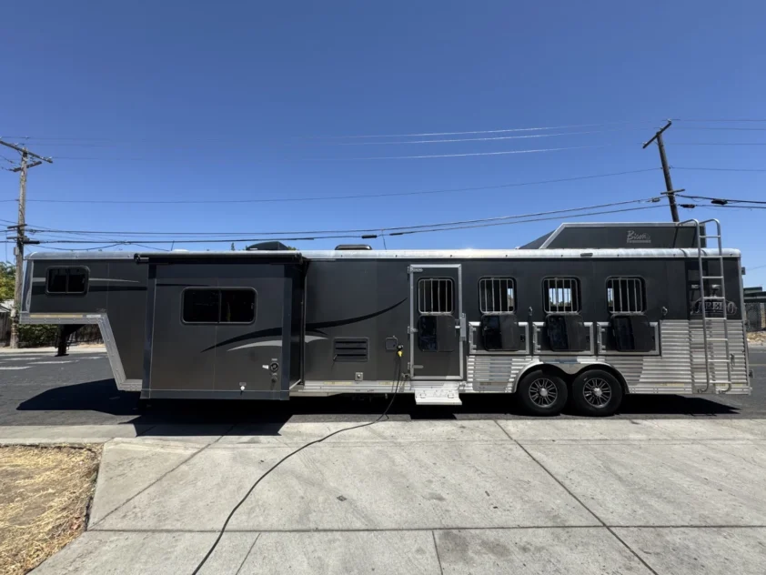 2017 BISON COACH LAREDO 4 HORSE WITH LIVING QUARTERS “SLIDE-OUT” - True RV True RV