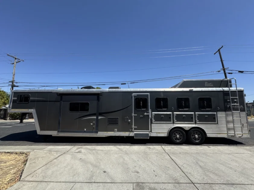2017 BISON COACH LAREDO 4 HORSE WITH LIVING QUARTERS “SLIDE-OUT” - True RV True RV